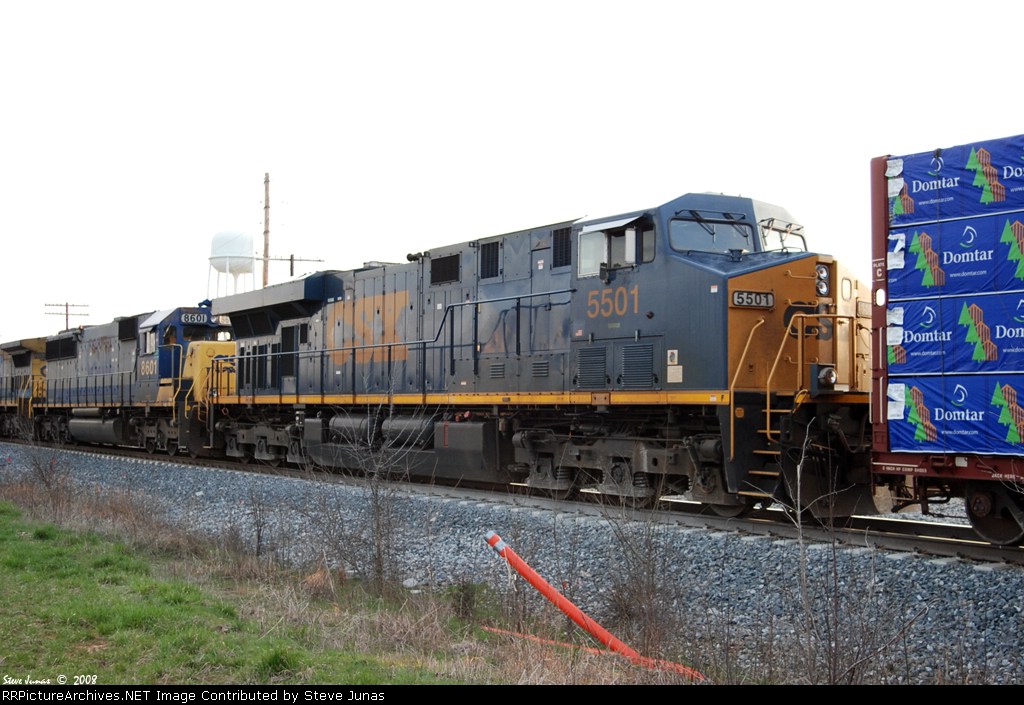 CSX 5501,8601 Q573 Work the south yard @ Memphis junction